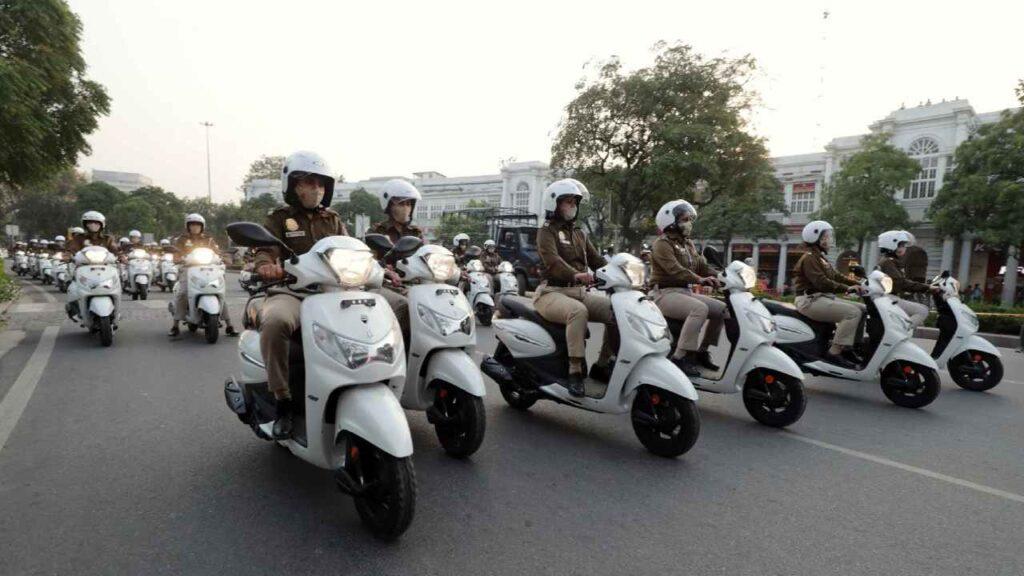 Hero MotoCorp Gifts 215 Scooters to the Delhi Police Under CSR - Tatsat ...